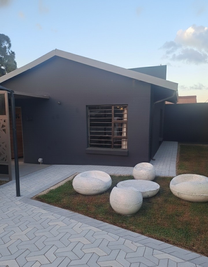 Elegant 2 Bedroom In Secure Area. Good Service - Johannesburg South