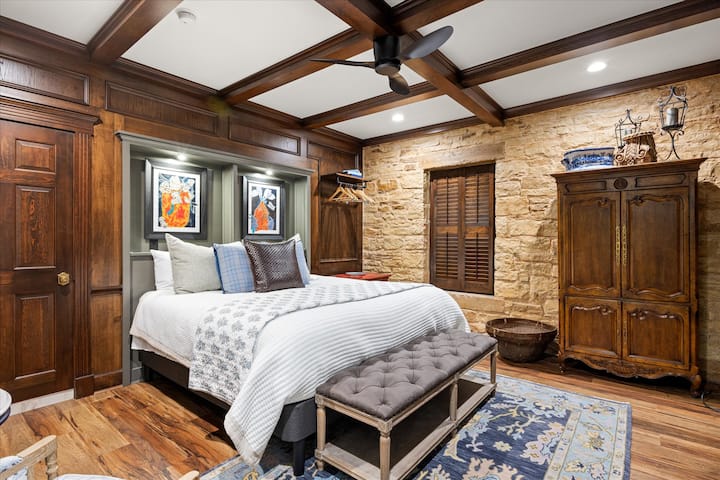 The Artisan Inn Front, 3/2 With Living, Kitchen - Granbury, TX