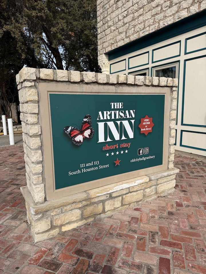 The Artisan Inn Front, 3/2 With Living, Kitchen - Granbury, TX