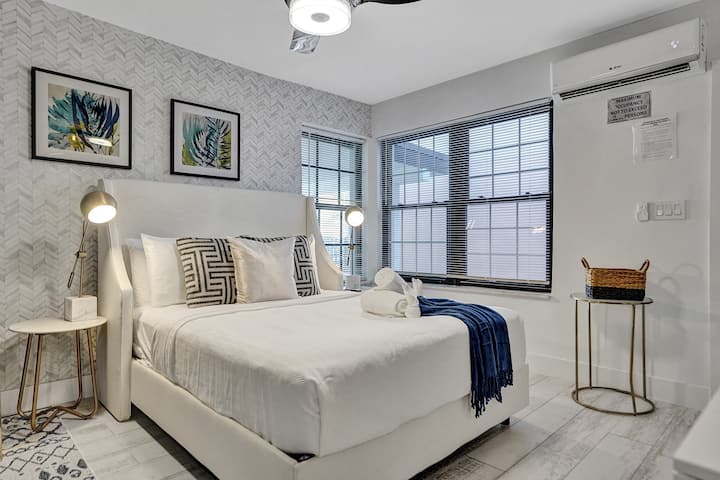 Amazing Blue Studio Steps From The Beach - Hollywood, FL