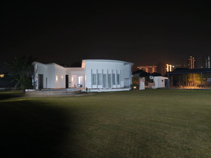 5bhk Luxury Farmhouse, Huge Lawn, Big Bonfire Zone - Noida