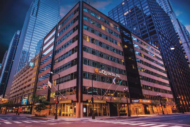 Near Magnificent Mile | Gym. Free Breakfast. - Chicago