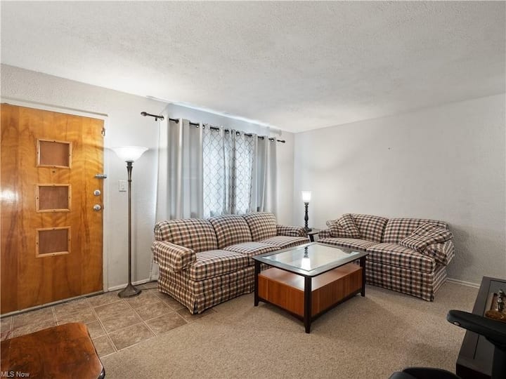 Fantastic Value 2-bedroom Townhouse In Bedford! - Bedford, OH