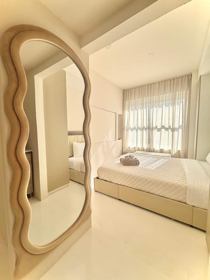 Art Deco 1br In South Beach -Pool - Walk To Beach! - Miami Beach, FL