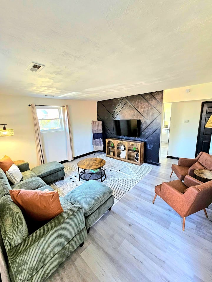 Minutes To The Beach! 2 Bedroom Home In Norfolk! - Norfolk, VA