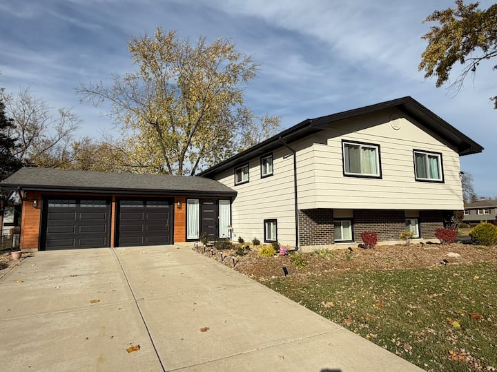 Home In Lombard - Wheaton