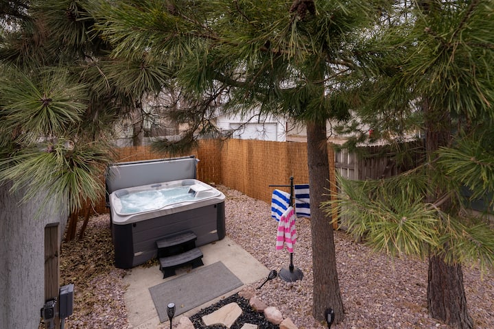 Victorian Hideaway: Walk To Dt, Hot Tub, Sleeps 7 - Sioux Falls, SD