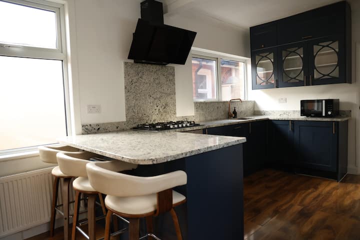 Whole House | 3 Beds | Free Parking | Fast Wifi - 