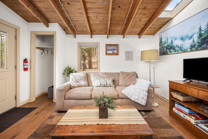 Morning Star Cabin W/ King Bed +Treehouse + Games - Nederland, CO