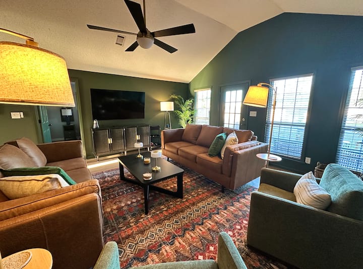 Pine & Palm | 4bath+gamerm+4tvs+firepit+fence+pets - Valdosta, GA