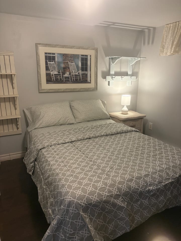 Gorgeous Room Rental In The Town Of Gravenhurst - Gravenhurst