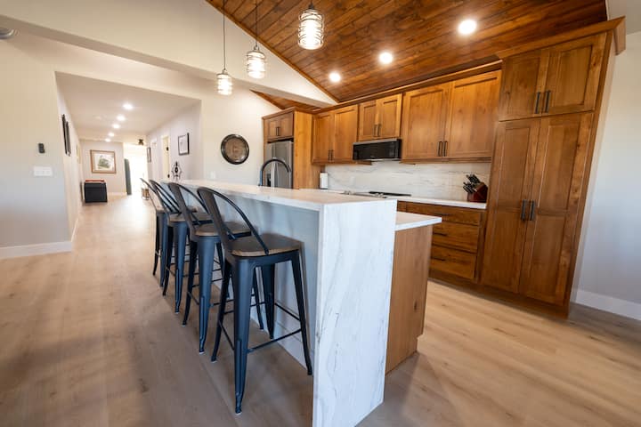 Spacious Luxury Downtown Loft | 3 Br 2 Ba - Cody, WY