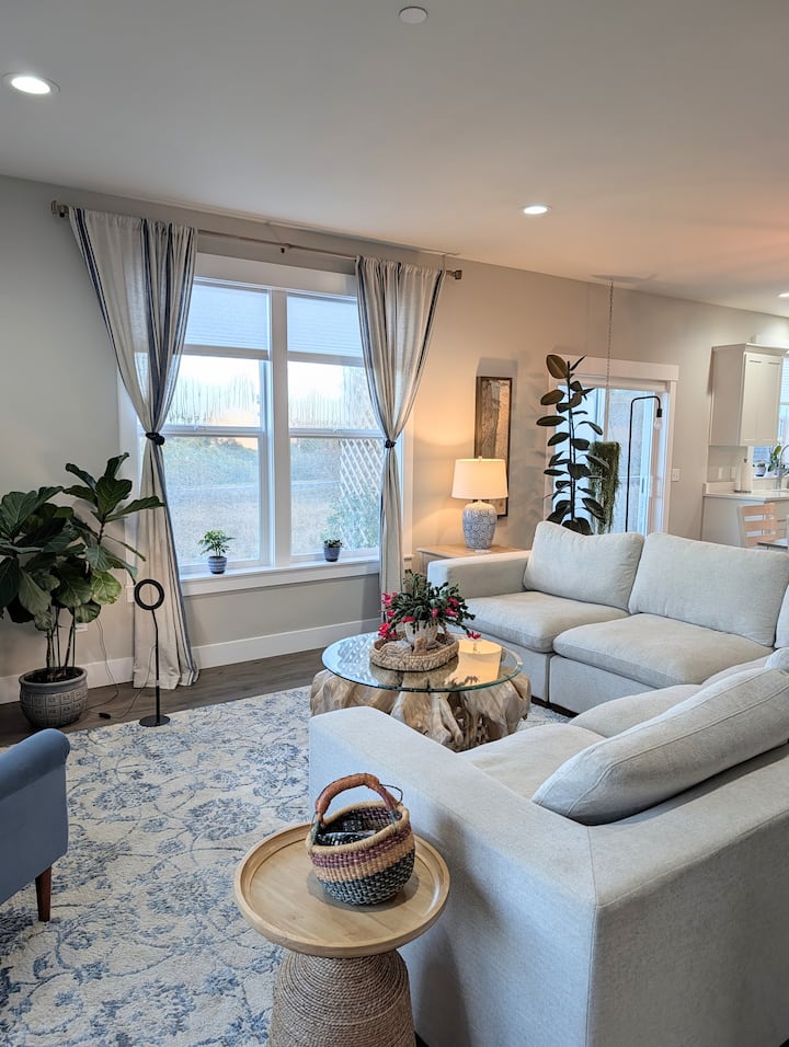 Modern New Home In Thompson Falls Neighborhood. - Cannon Beach, OR