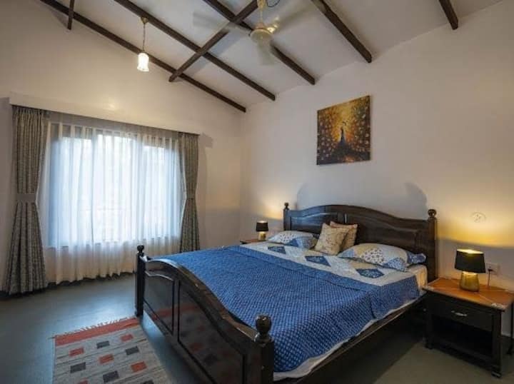 Mountain Courtyard Escape - Goa