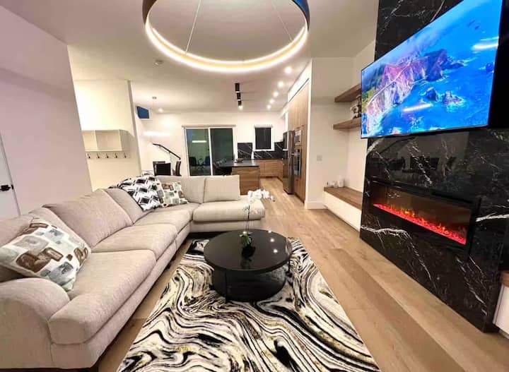 Modernluxurysuite|hottub| Steamshower|kingbed - Canada