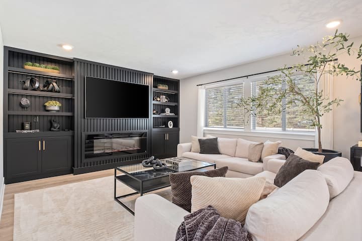 Private Pool, Full Gym, Infared Sauna, Hot Tub - Grand Rapids, MI