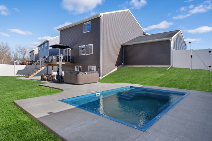 Private Pool, Full Gym, Infared Sauna, Hot Tub - Grand Rapids, MI