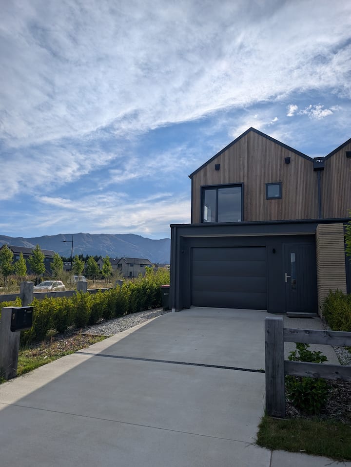 Modern 3-bedroom Town House - Wanaka