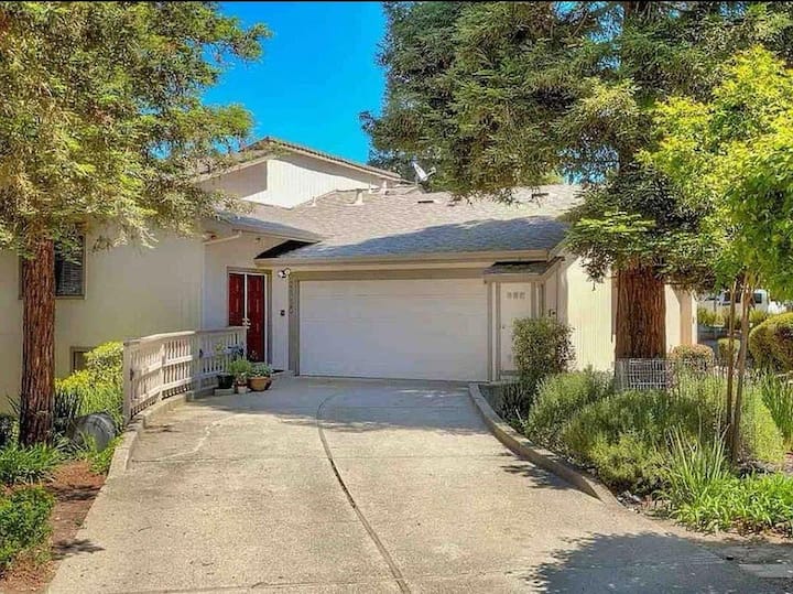Spacious 1800 Sq Ft Home In A Prime Neighborhood - Hayward, CA