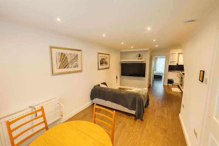 1bd Self Contained Apartment Romford. Eliz Line. - Romford