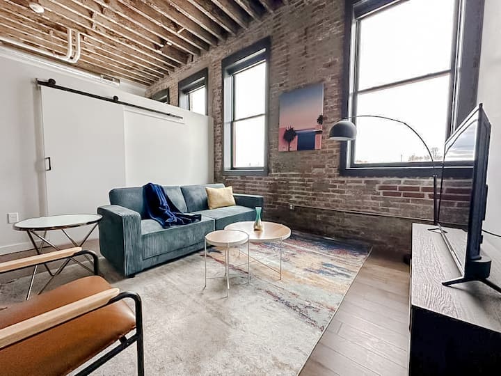 Sleepover | Airy 2bd/1ba Loft - Newton - Iowa Speedway