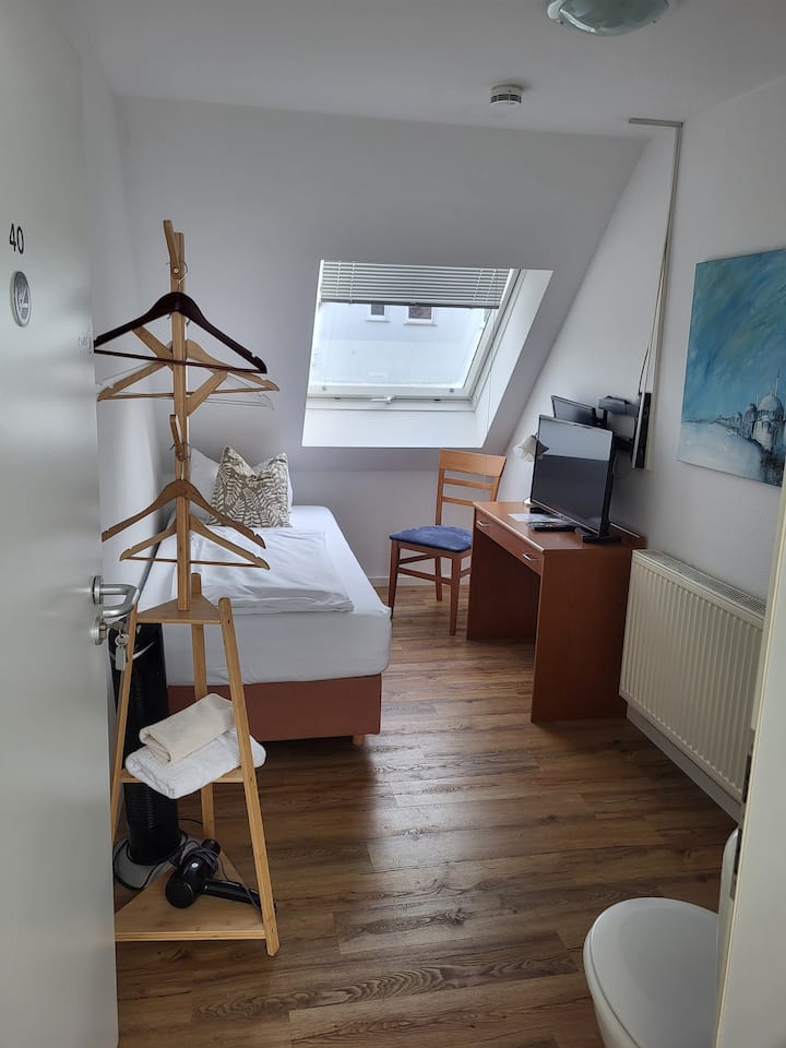Kleines Dachzimmer Im Stuttgarter Stadtteil Berg - Stuttgart