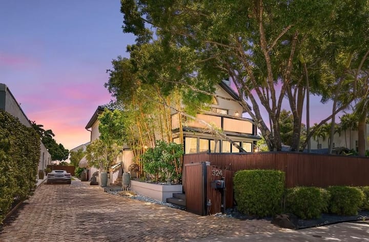 “The White Lotus”, A Balinese-inspired Mansion. - Fort Lauderdale