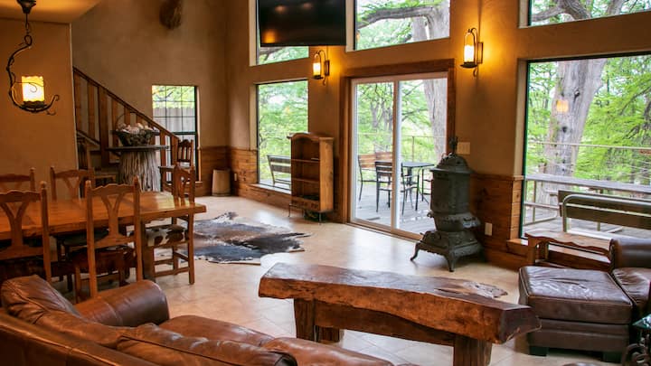 Twin Cypress Lodge - Leakey, TX