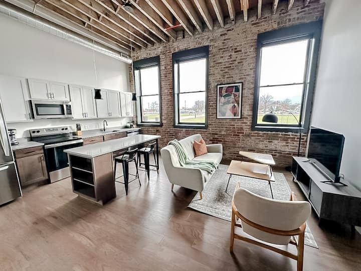 Sleepover | Modern 1bd/1ba Loft - Newton - Iowa Speedway