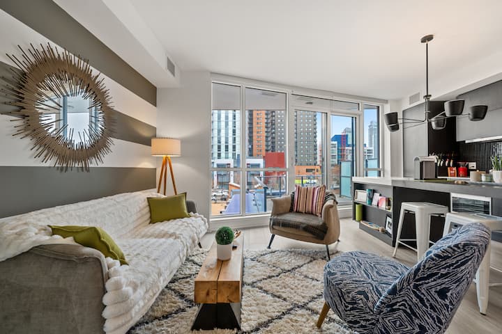 The Current - Chic East Village Condo - Near River - Calgary