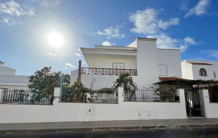 Sunny 4-bedroom Villa W/ Squash Court & Terrace - Playa del Inglés
