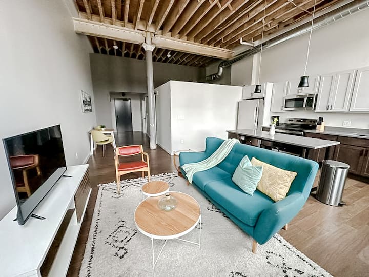 Sleepover | Radiant 1bd/1ba Loft - Newton - Iowa Speedway