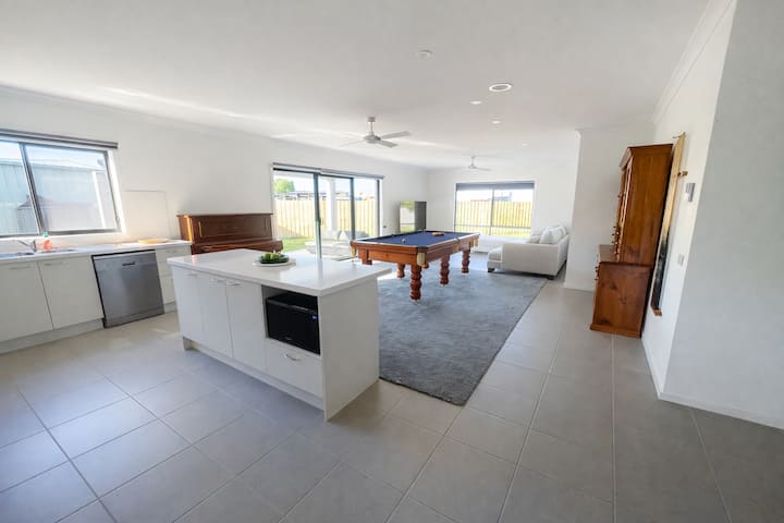 Huge 4br Home | Sleeps 8 | Families & Workers - Moe