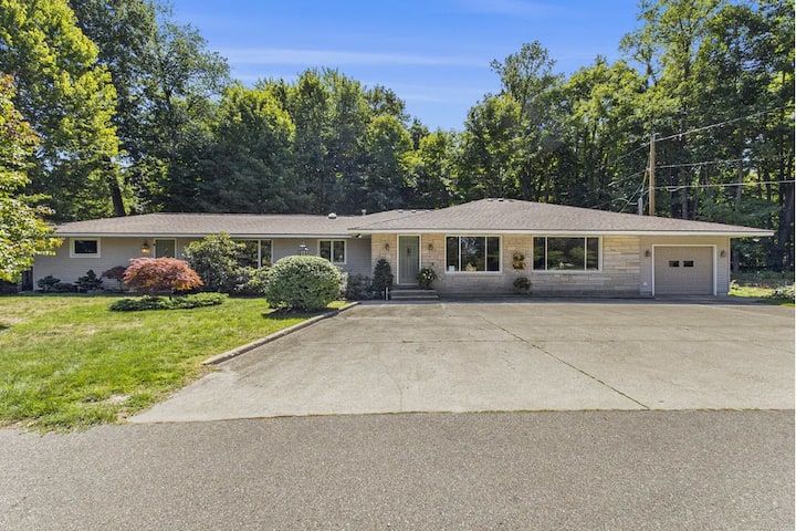 Holland's Crows Cottage 2/3 Bedroom Near Lake! - Holland, MI