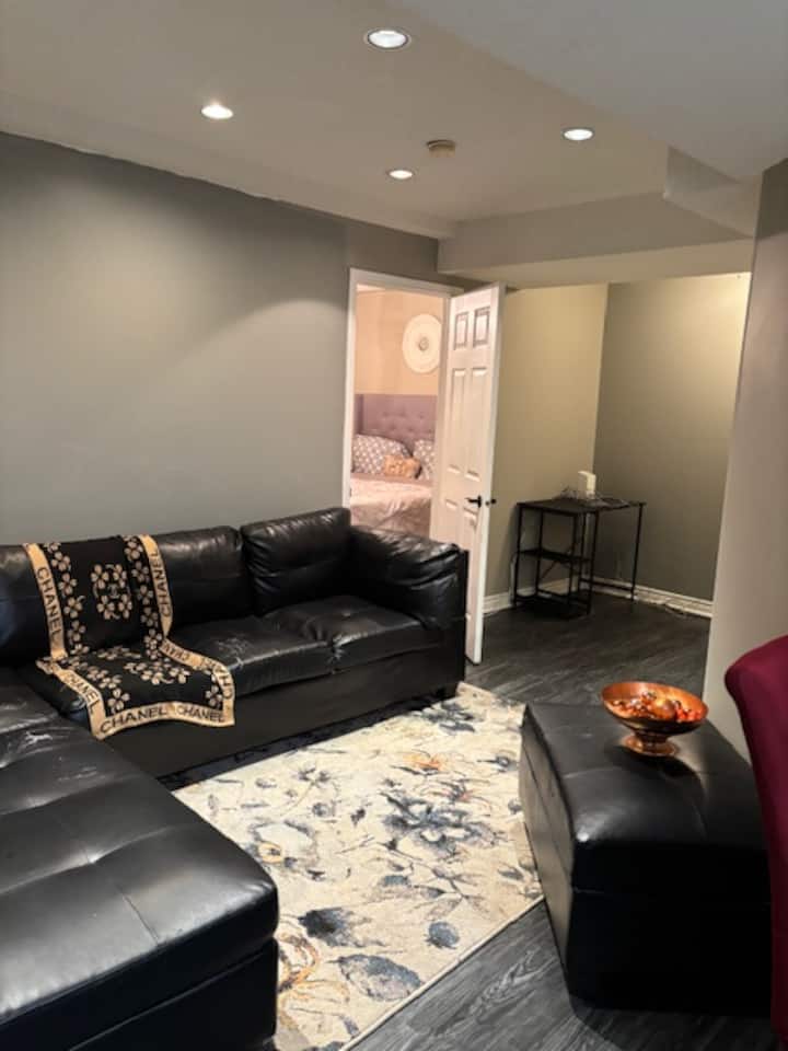 Private Basement Getaway! W. Private Entrance - Brampton
