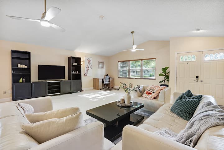 Gandy Getaway | Modern | Stylish & Spacious - Tampa, FL