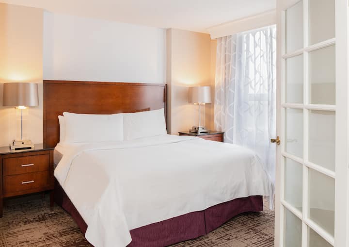 Relax & Unwind At Our Deerfield, Il Family Hotel - Deerfield, IL