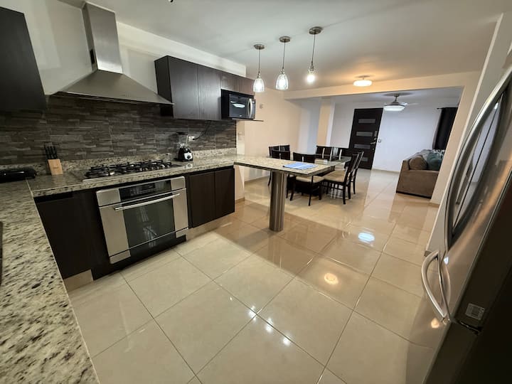 Cómoda Residencia En Colonia Privada En Monterrey - Jalisco