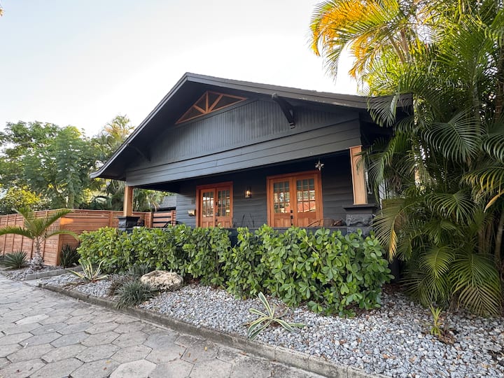 Jungle Bird Cottage B&b (1 Block From Central Ave) - St. Petersburg, FL