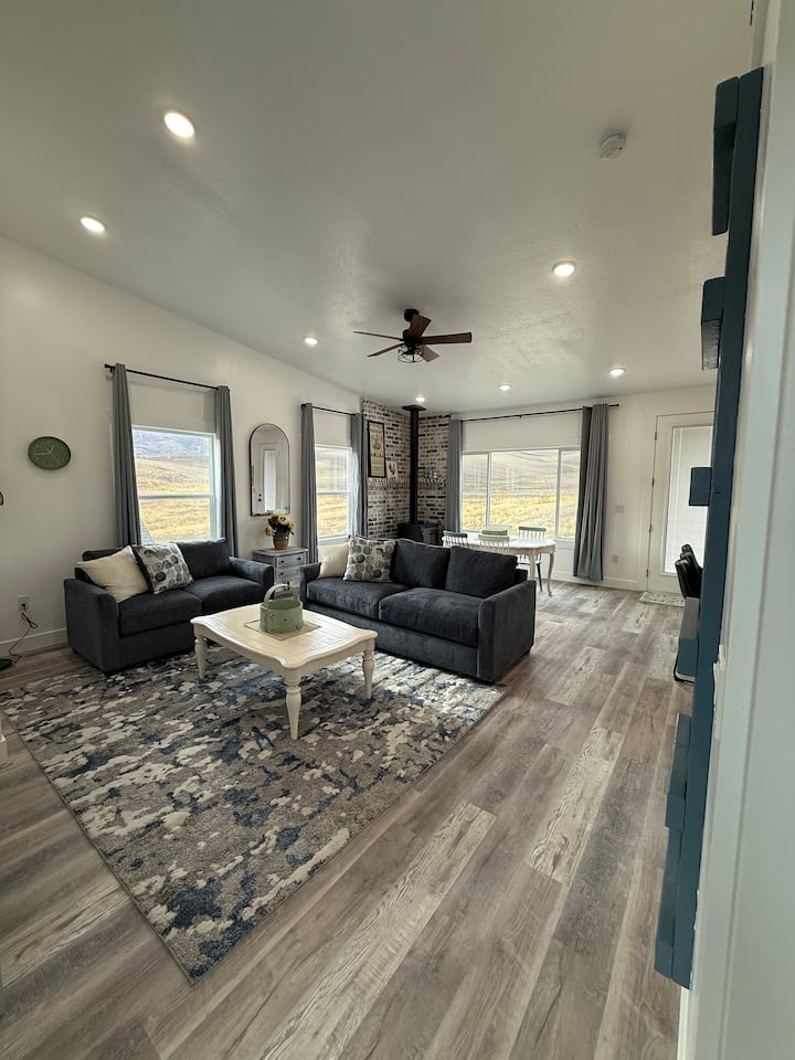 Pink Door Country House - Crystal Hot Springs, Honeyville