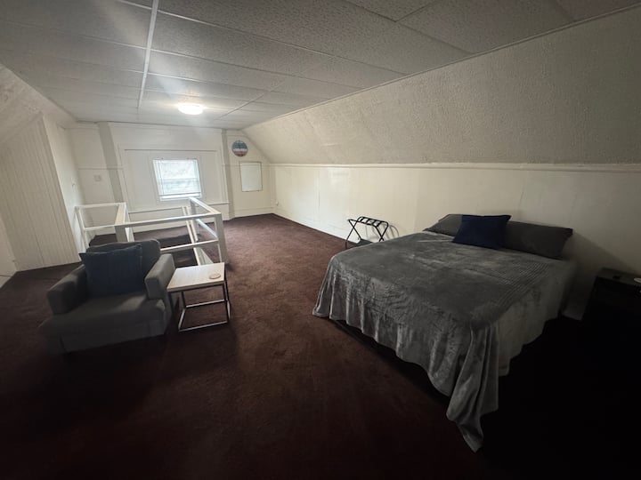 University Of Akron/ Summa Area Attic Apartment - 애크런
