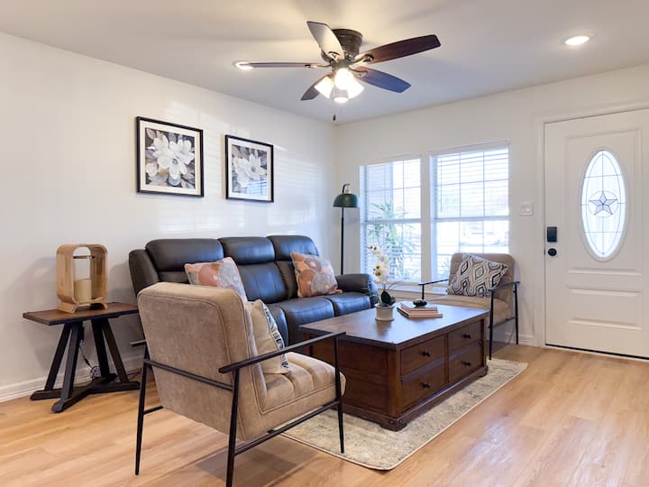Cozy Irving Getaway | Remodeled 4br Near Dfw - Irving, TX