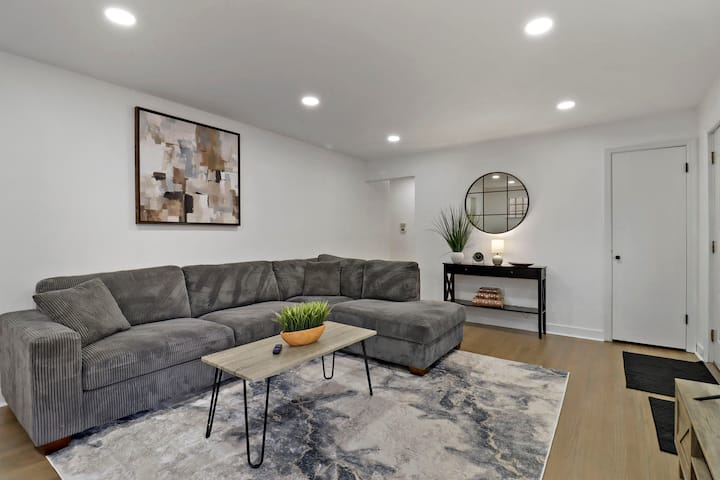 Relaxing Home Getaway | 4 Bed 2 Bath - Des Plaines, IL