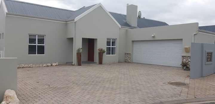 5 Bedrooms 10 Sleeper
R6500n Pet Friendly 7 - Langebaan