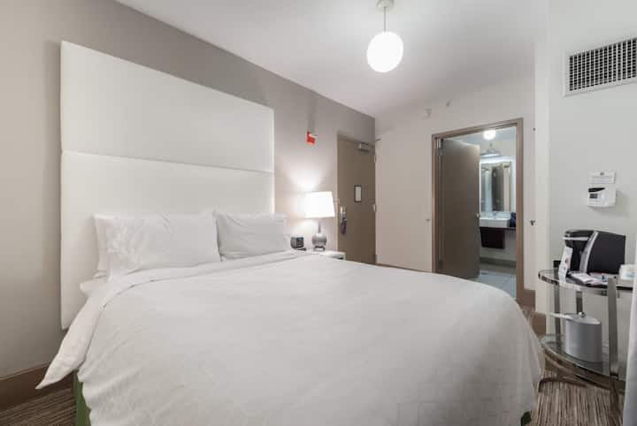 Queen Bed | Breakfast Included. No Cleaning Fee - Chicago, IL