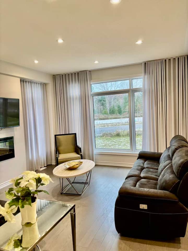 Beachside Getaway • Steps To Wasaga Beach - Wasaga Beach