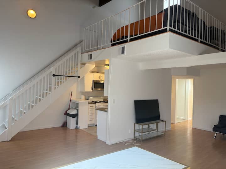 N Hollywood 1bd Plus Loft - Burbank, CA