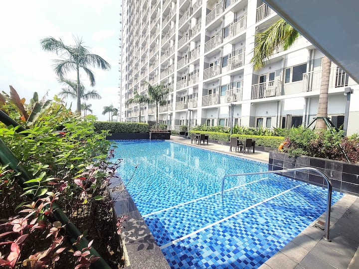 Balcony 180° & Pool | Mnl Bay |Skyline| Karaoke - Manila