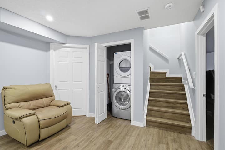 Cozy Basement Suite With Full Kitchen - Canada