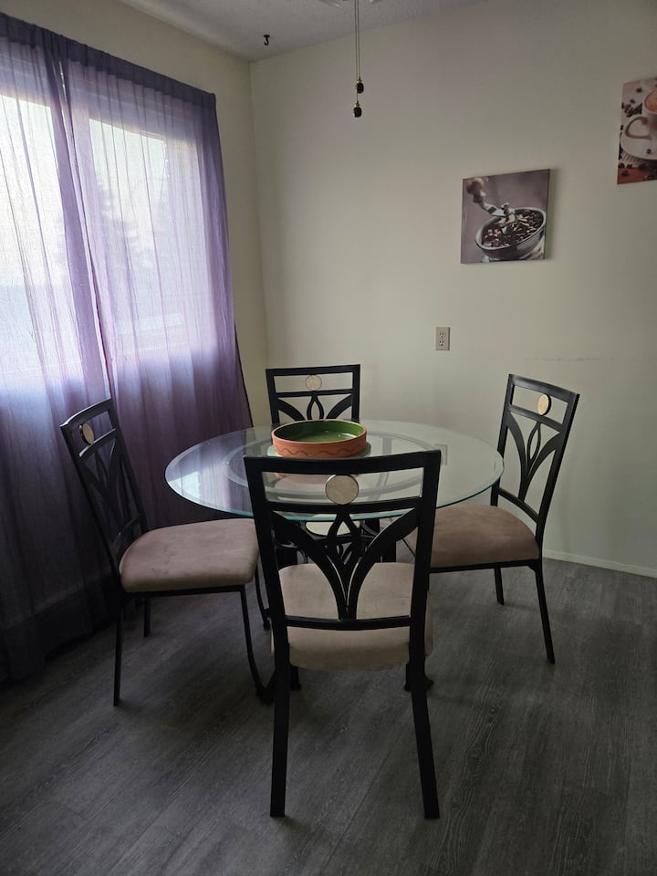 Medicine Hat 2 Bedroom, Modest Home - Medicine Hat